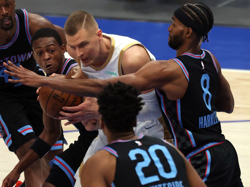 The Kings end their losing streak by winning in Dallas